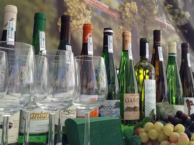 Ultimate Guide to DO Txakoli: Spain’s Salty, Spritzy Basque Wine